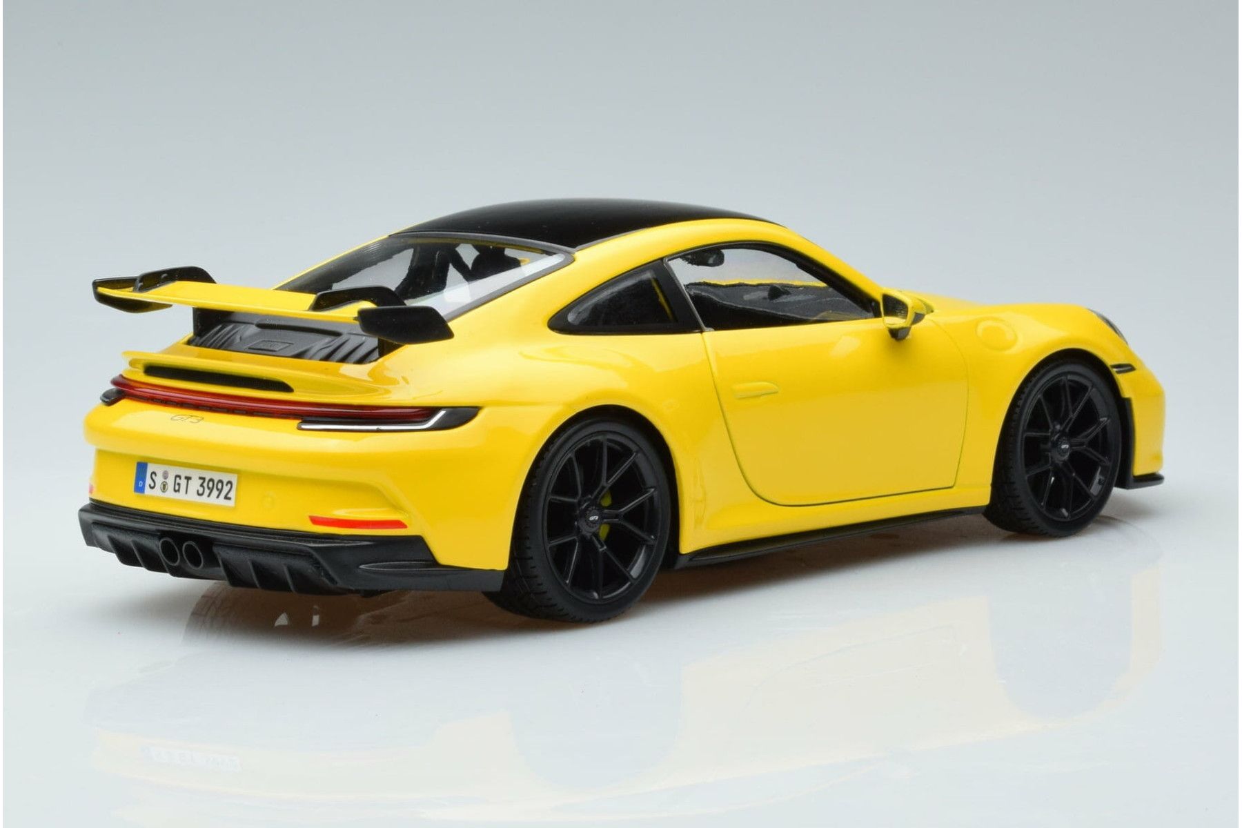 Porsche 911 992 GT3 Coupe Yellow Limited Edition Maisto 1/18 - Models 118