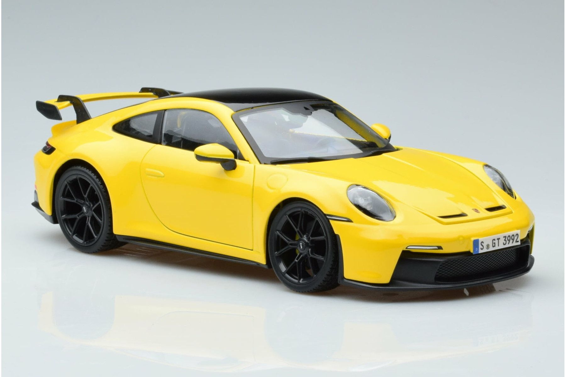 Porsche 911 992 GT3 Coupe Yellow Limited Edition Maisto 1/18 - Models 118