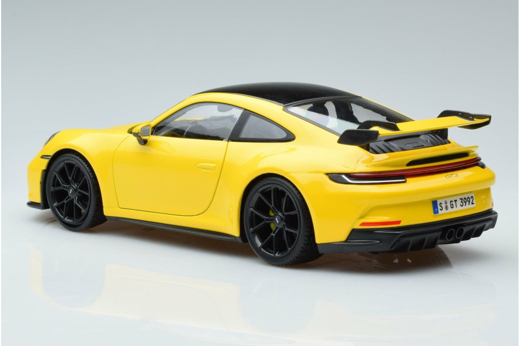 Porsche 911 992 GT3 Coupe Yellow Limited Edition Maisto 1/18 - Models 118